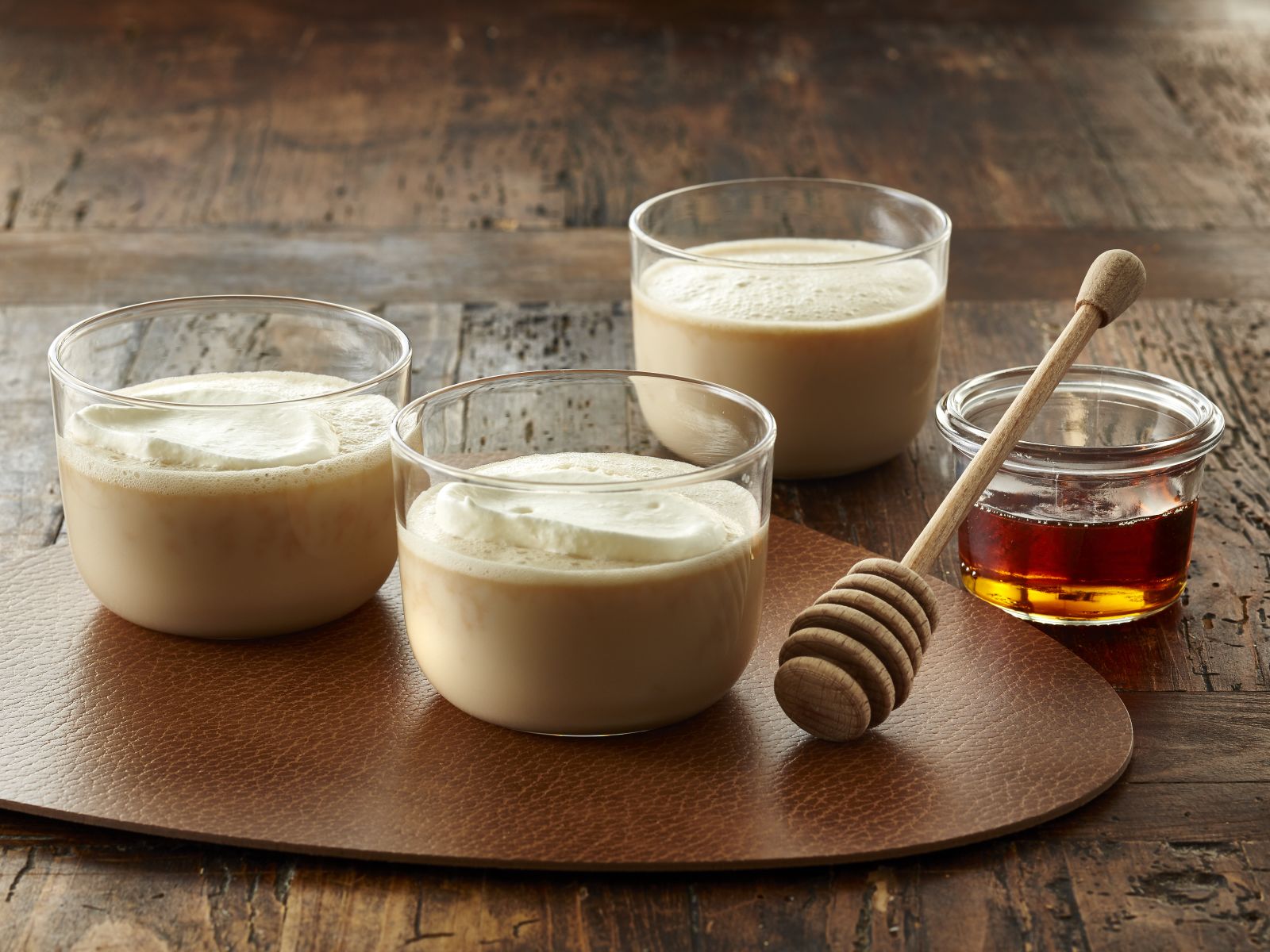 Varm melk med honning og karamell